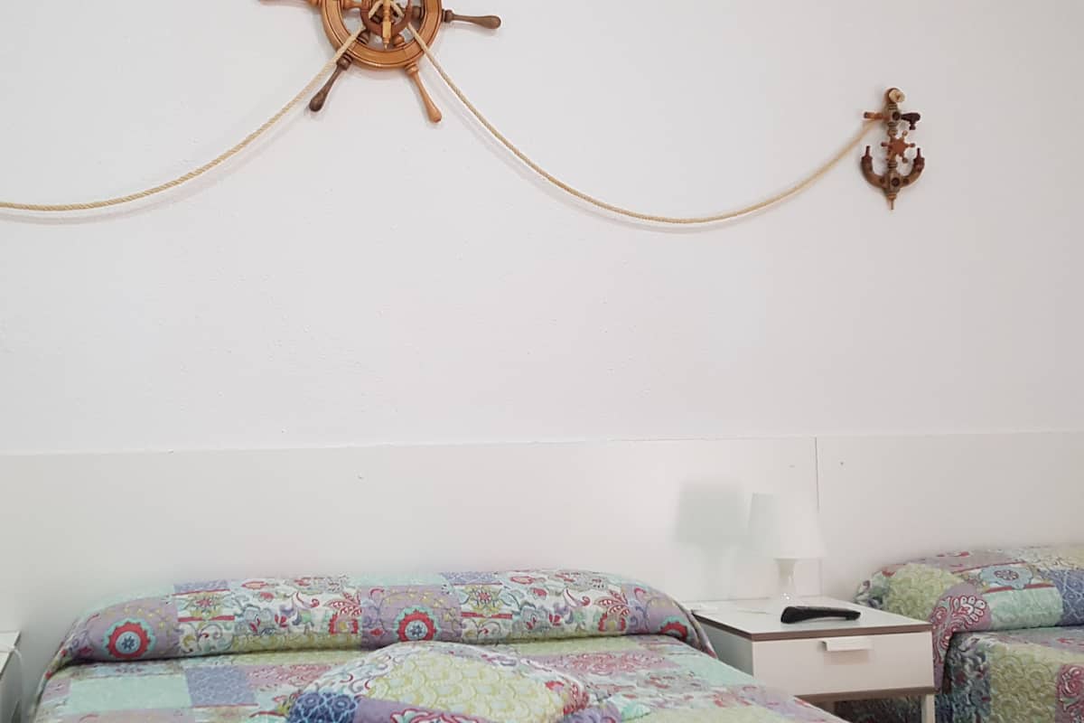 Quarto quádruplo, banheiro compartilhado | Ferros/tábuas de passar roupa, Wi-Fi de cortesia, roupa de cama