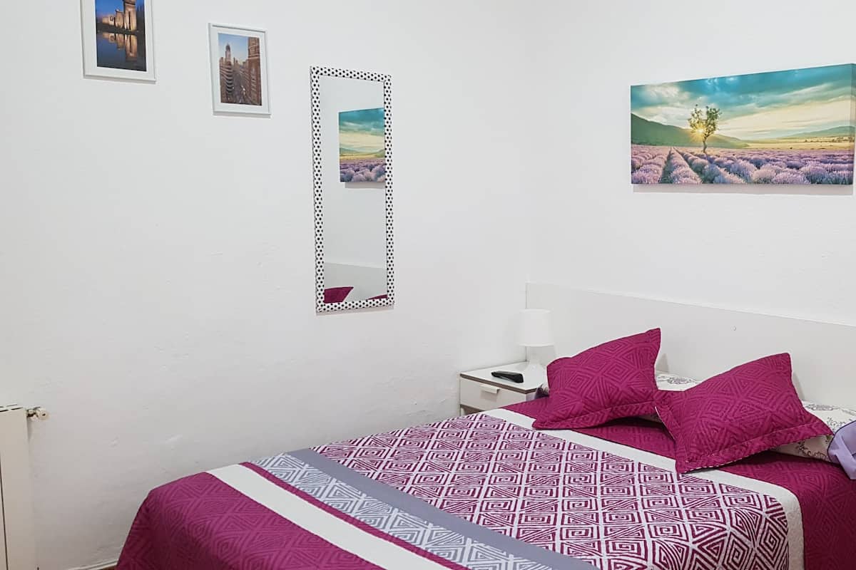 Quarto casal, banheira | Ferros/tábuas de passar roupa, Wi-Fi de cortesia, roupa de cama