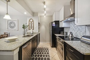 Condo exclusivo | 3 quartos, individualmente mobiliados, quartos à prova de som