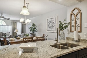 Condo exclusivo | 3 quartos, individualmente mobiliados, quartos à prova de som