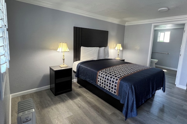 Quarto standard, 1 cama Queen, acessível | Wi-Fi de cortesia, roupa de cama