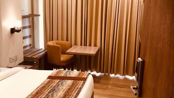 Quarto superior, 1 cama King | Vista do quarto