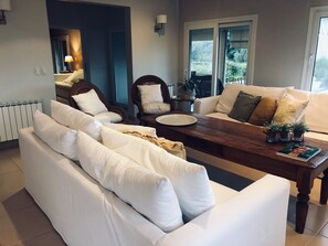 Casa Comfort | Sala | Televisor de ecrã plano de 42 polegadas com canais por cabo, Smart TV 