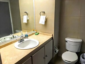 Apartamento clássico | Banheiro | Chuveiro, toalhas de banho, sabonete, shampoo