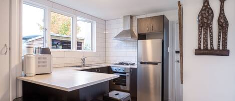 Apartamento, 2 quartos | Cozinha privada | Geladeira, micro-ondas, máquina de café expresso, cafeteira/chaleira