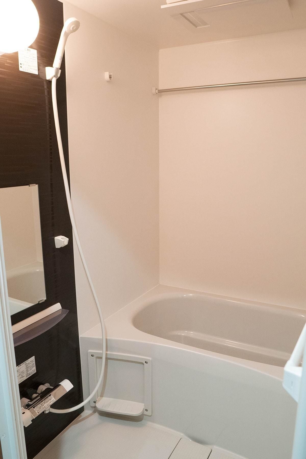 Quarto Familiar (Deluxe) | Casa de banho | Um polibã e uma banheira separados, uma banheira de imersão total 