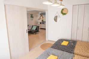 Quarto Familiar (Deluxe) | Sala de estar | TV de ecrã plano 