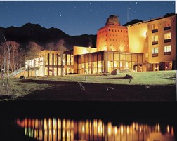 Fachada da propriedade à noite