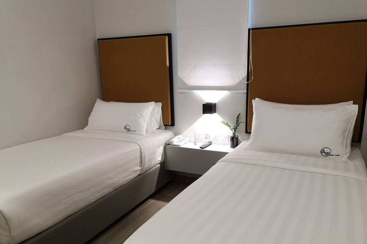 Quarto Twin Deluxe | Secretária, ferro/tábua de engomar, Wi-fi grátis