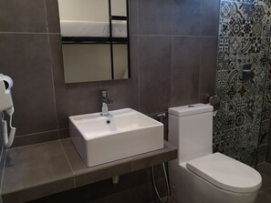 Quarto Individual Superior | Casa de banho | Um polibã, um chuveiro fixo, artigos de higiene pessoal grátis