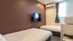 Quarto de hotel com duas camas, televisão de tela plana na parede, ar condicionado, micro-ondas e janela com cortinas.