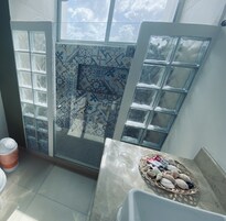 Apartamento Deluxe | Casa de banho | Um polibã, um secador de cabelo, toalhas fornecidas, papel higiénico 