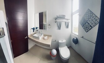 Apartamento luxo | Banheiro | Chuveiro, secador de cabelo, toalhas de banho, papel higiênico