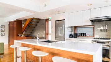 Chalé (Yuuki Toride) | Cozinha privada | Um frigorífico, um micro-ondas, um forno, uma placa de cozinha