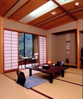 Quarto Individual Económico | Minibar, cofre no quarto, secretária, roupa de cama fornecida 