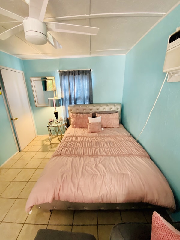 Casita Del Rey: A Quiet, Child And Pet Friendly Oasis In The Heart Of Downtown - El Paso, TX