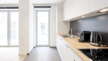 Apartamento, 1 quarto | Cozinha privada | Um frigorífico/congelador grande, um forno, uma placa de cozinha