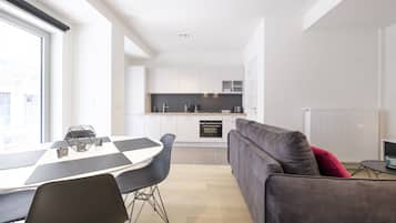 Apartamento, 1 quarto | Sala de estar | TV de ecrã plano