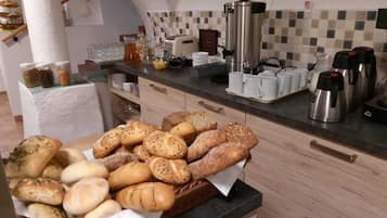 Pequeno-almoço tipo buffet diário (9 EUR por pessoa)