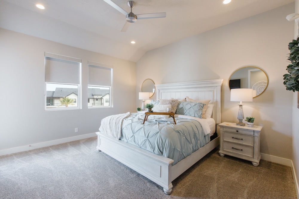 Sunsplash Retreat At Ocotillo Springs | Sleeps 16 New Beautiful Home, Near Resort Amenities - Utah