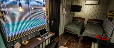 Frigobar, escrivaninha, espaço de trabalho para notebook