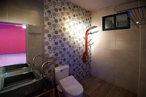 Chuveiro, produtos de toalete grátis, secador de cabelo, chinelos