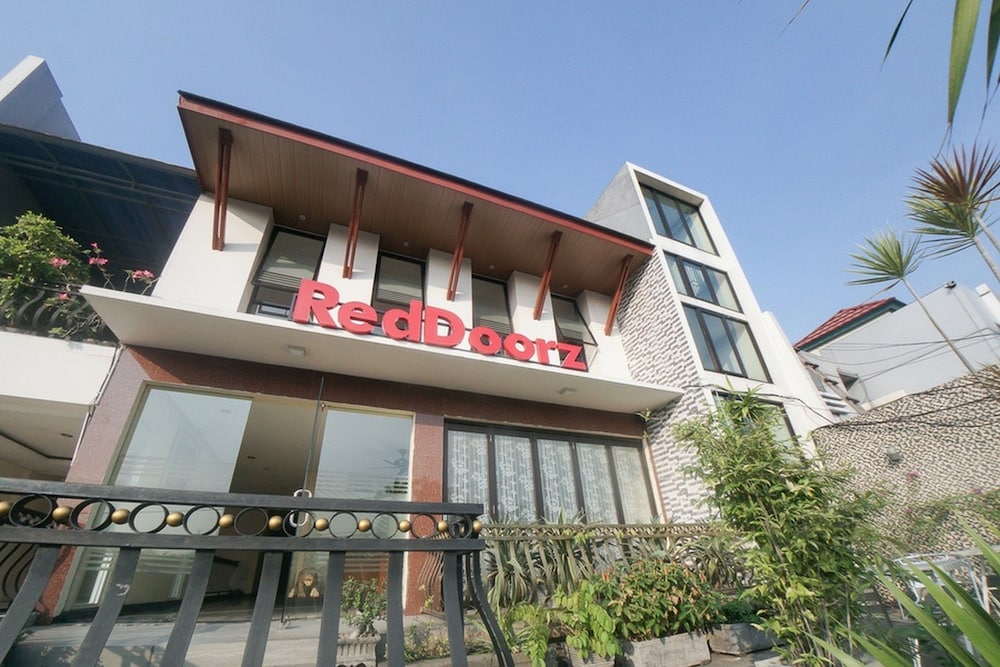 Reddoorz Plus Near Green Pramuka Square Mall - Jakarta