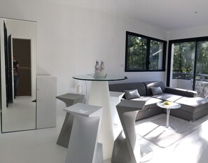 Apartamento design, vista para o jardim (Chambre ZYX) | Área de estar | Smart TV 42 polegadas com canais digitais, TV