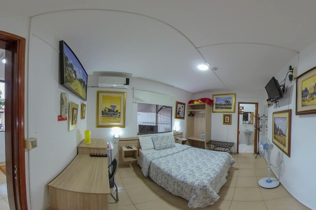 Quarto Duplo ou Twin Básico | Minibar, cofre no quarto, cortinas/cortinados opacos