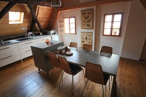 Apartamento premium | Cozinha privada | Geladeira, micro-ondas, cooktop, chaleira elétrica