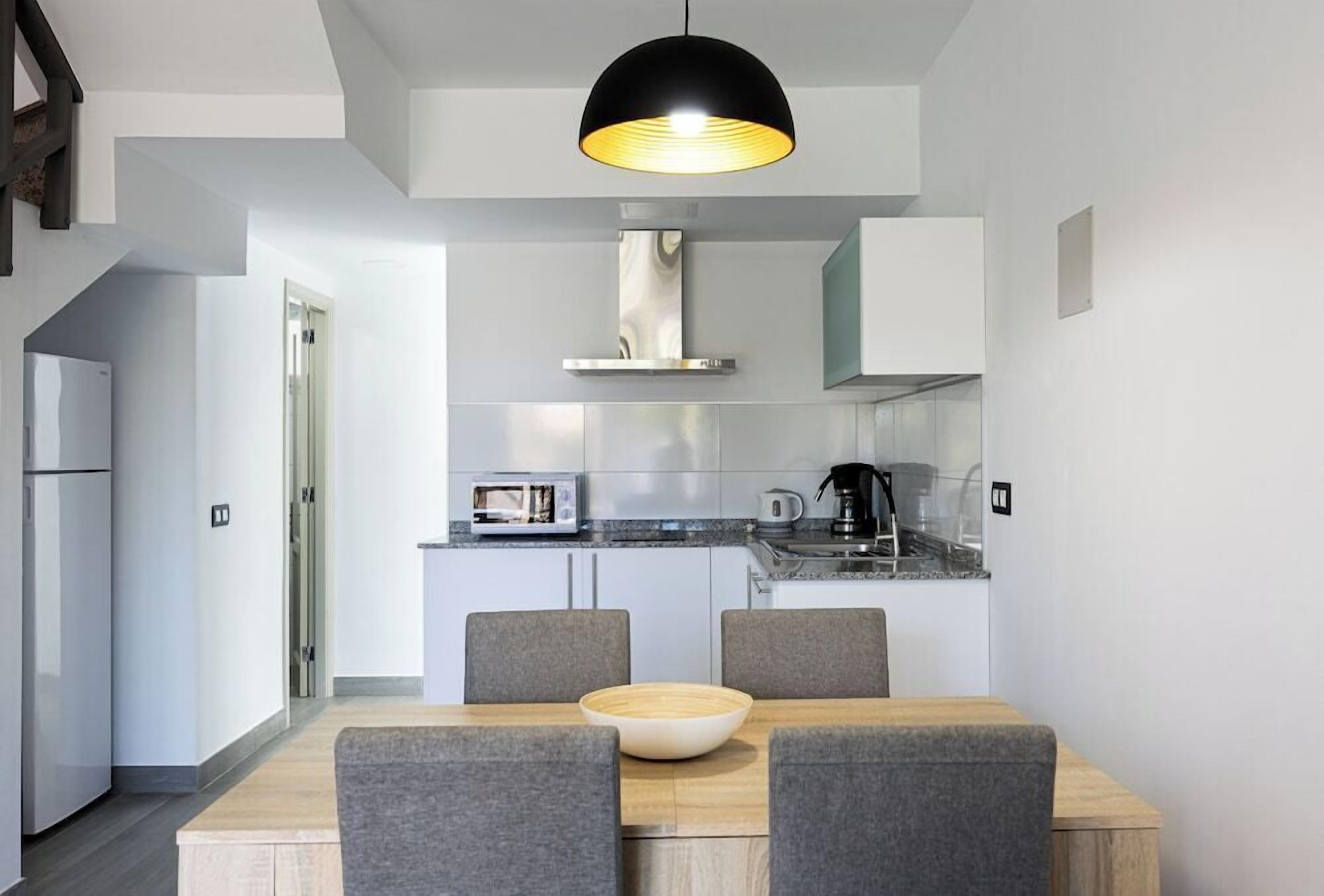 Um frigorífico/congelador grande, um micro-ondas, uma placa de cozinha 