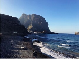 Na praia, areia preta, 2 bares na praia, Prática de surfe/bodyboard 