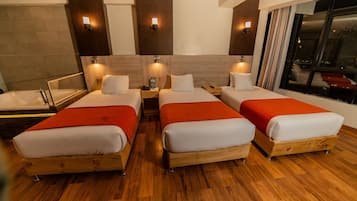 Quarto triplo | Cofres nos quartos, escrivaninha, Wi-Fi de cortesia, roupa de cama
