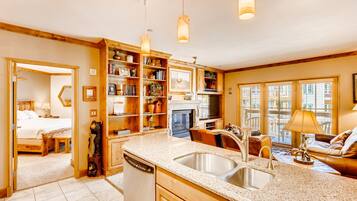 Condo, 2 quartos | Cozinha privada | Geladeira, fogão, cafeteira/chaleira, torradeira