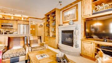 Condo, 2 quartos | Área de estar