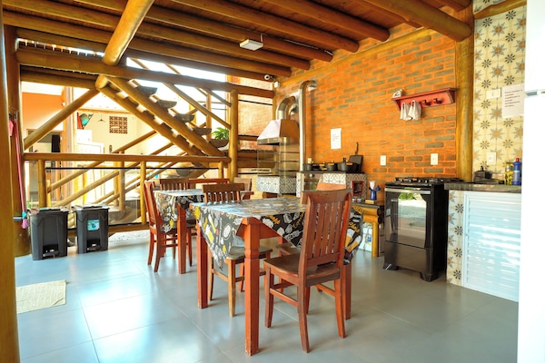 Uma placa de cozinha, utensílios de cozinha