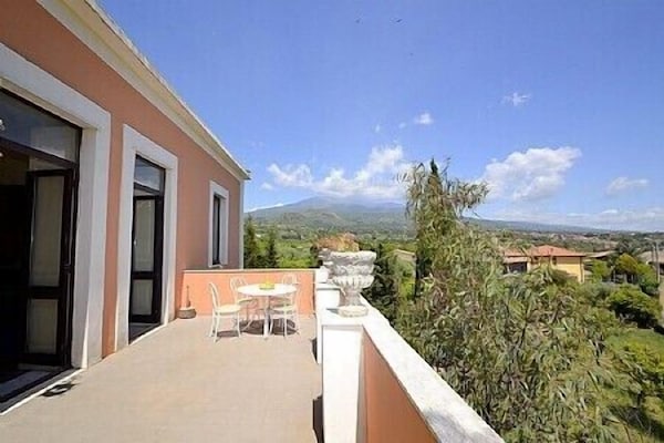 Villa Carlina C: Un Apartamento Característico Y Acogedor Que Forma Parte De Una Antigua Casa Solariega. - Aci Castello