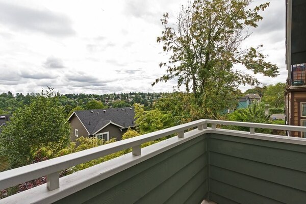 Seattle Vacation Home: Off The Wall - 3 Bed\/2.5 Bath, Brand New Everything - Seattle, WA
