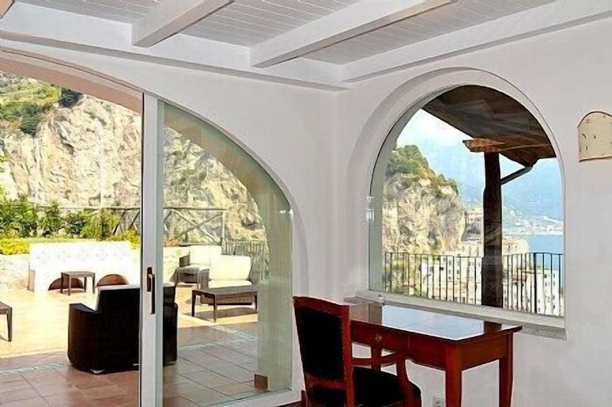 Villa Medea: Una Elegante Ed Accogliente Villa Su Quattro Piani Incastonata Nella Roccia. - Minori