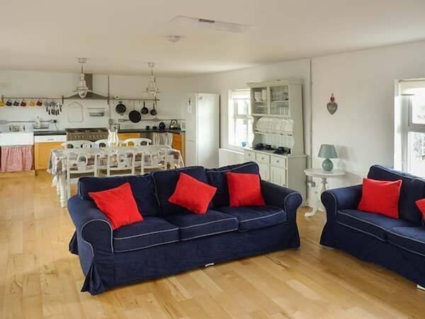 Bright Charming Cottage Nestled By The Ocean - Kilkee