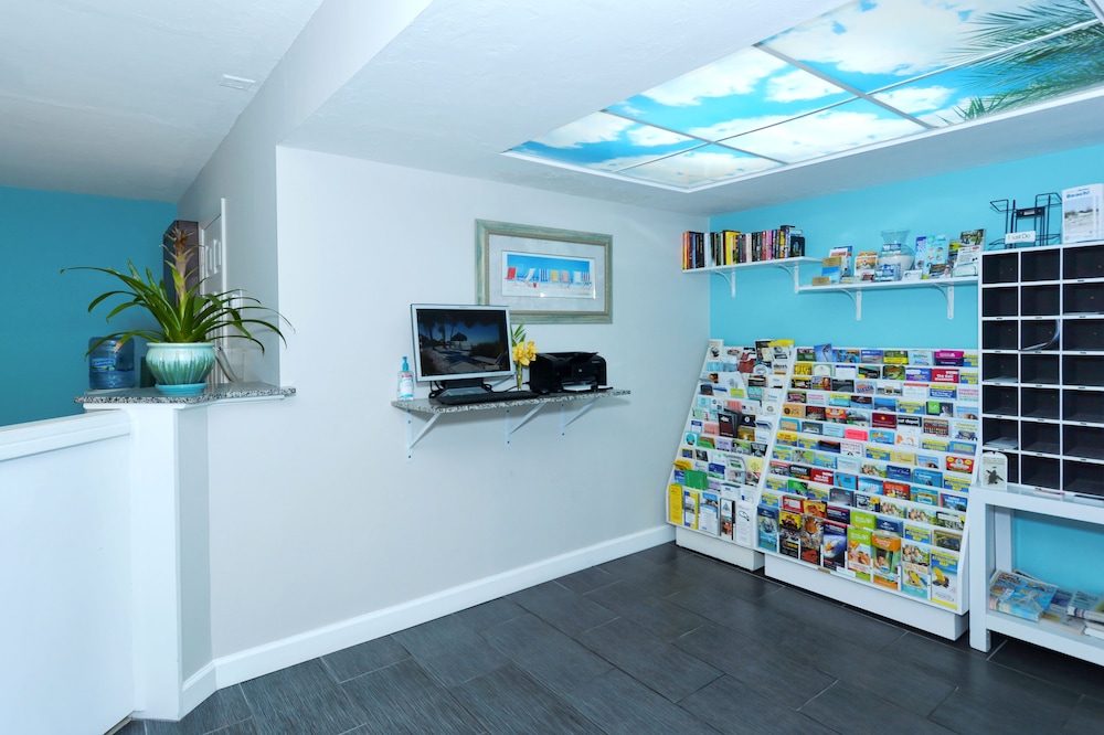 Location! Location! Location! Steps To Siesta Key Beach And Many Shops! - Siesta Key, FL