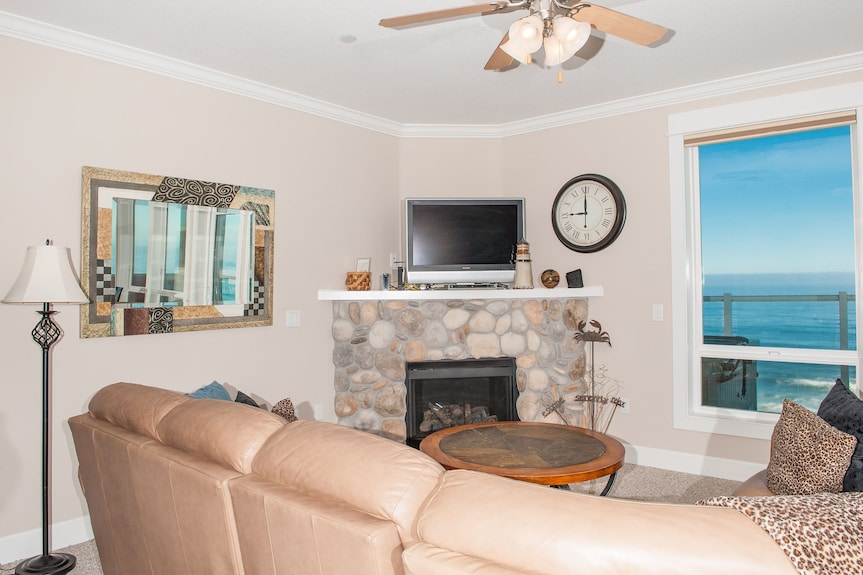 Promo! Top Floor Corner Condo, Oceanfront, Private Hot Tub, Indoor Pool, Wifi - Lincoln City, OR