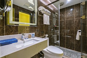 Chuveiro, produtos de toalete grátis, secador de cabelo, chinelos