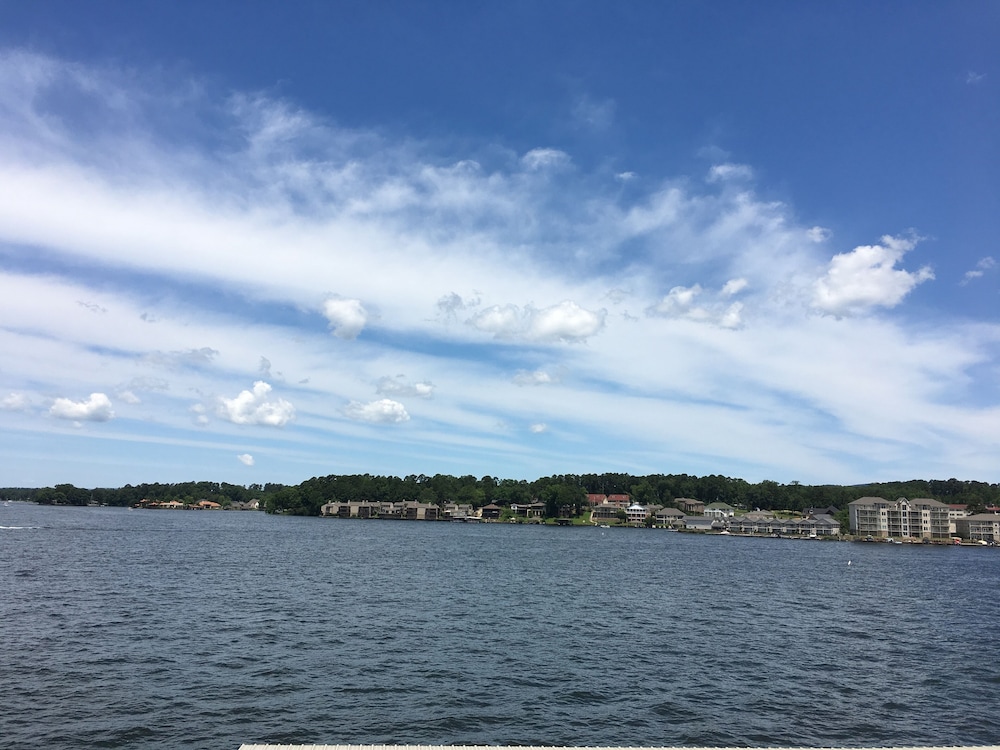 "The Veranda" Lake Hamilton Retreat For 6: Great Sunsets And Fireworks Views! - Lake Hamilton, AR