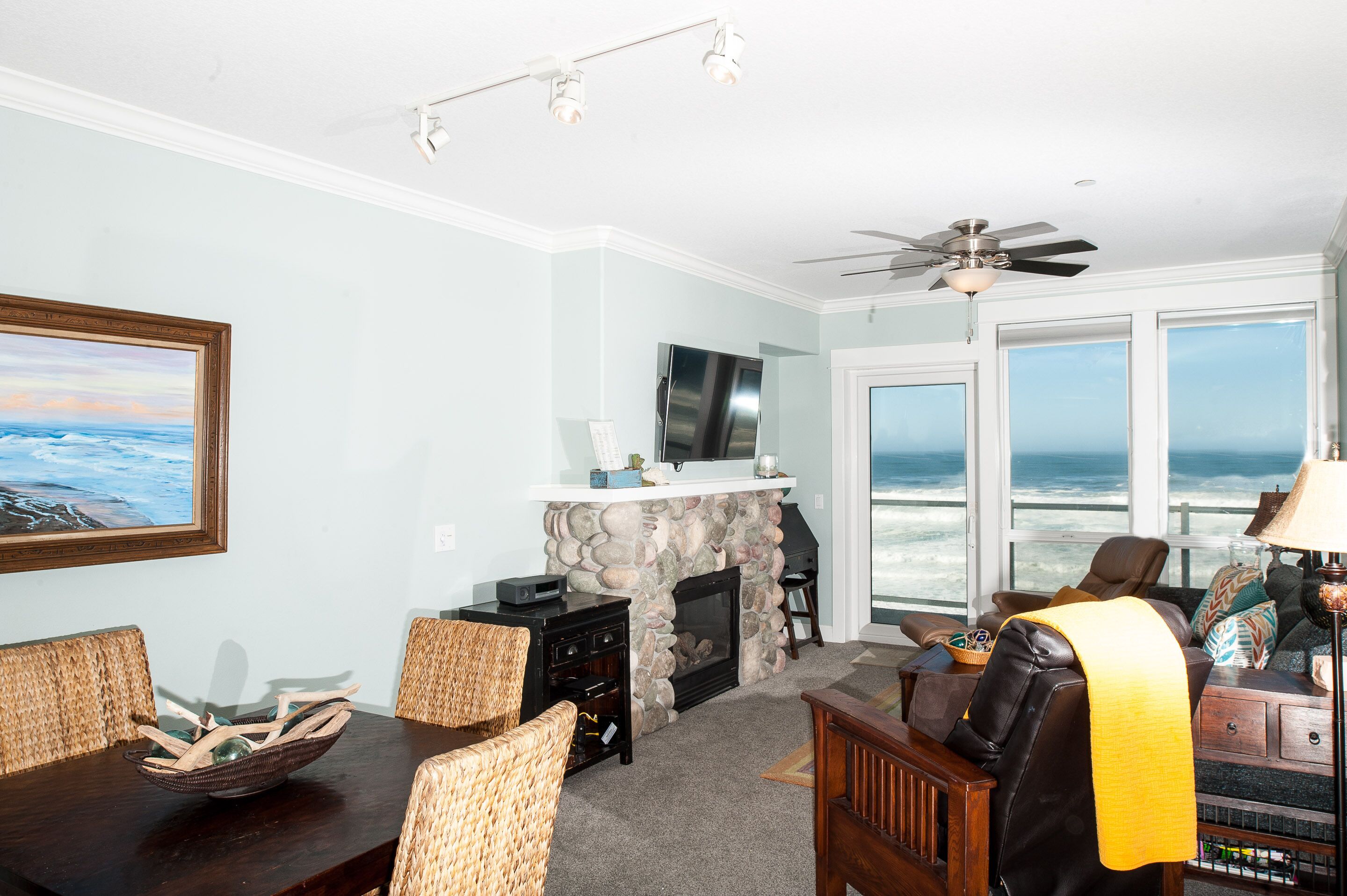Promo! Second Floor Oceanfront Condo W/ Private Hot Tub, Indoor Pool, Wifi! - Neskowin, OR