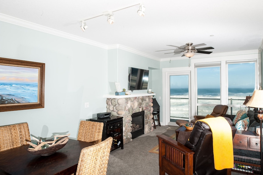 Promo! Second Floor Oceanfront Condo W/ Private Hot Tub, Indoor Pool, Wifi! - Lincoln City, OR