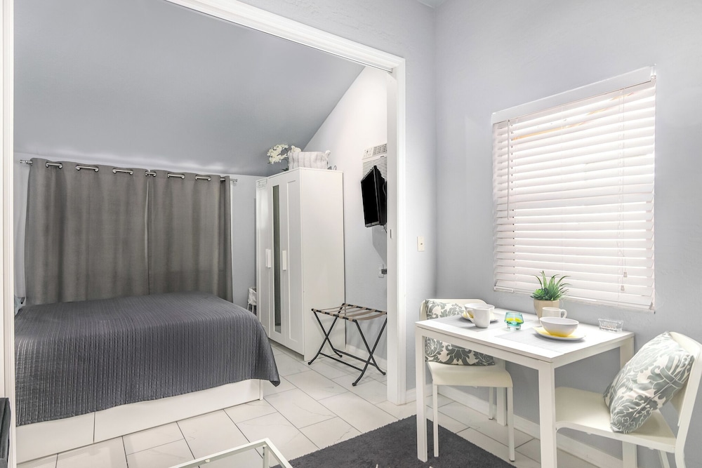 Contemporary, Beautiful Cottage In The Heart Of Downtown, One Block To The Beach - Indian River, FL