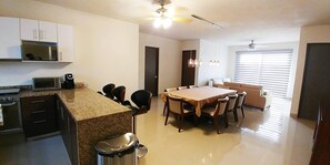 Um frigorífico, um micro-ondas, um forno, uma placa de cozinha 