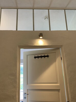 Quarto casal básico, 1 cama Queen (6) | Banheiro | Chuveiro, toalhas de banho
