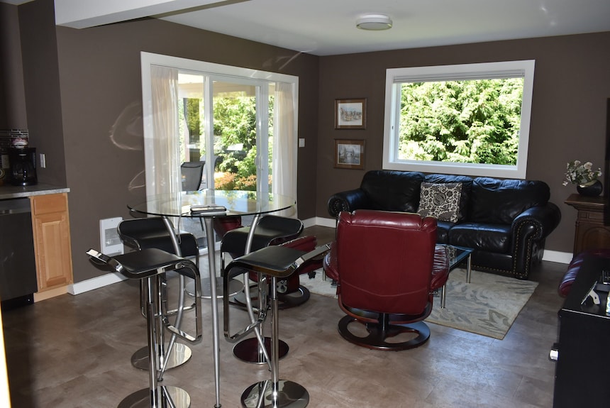 Executive Suite With Commanding Views - Claudette Ct. - Langford